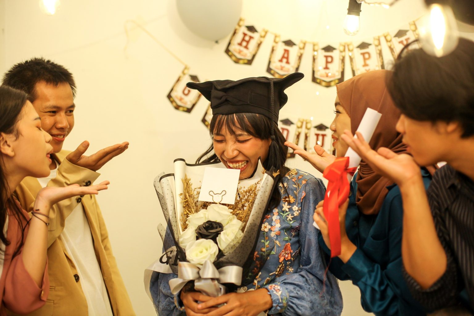 How Different COUNTRIEs Celebrate Graduation Milestones - cultursmag